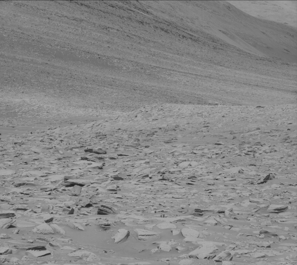 Curiosity Mars Rover: Tricky Terrain to View Cluster of Craters